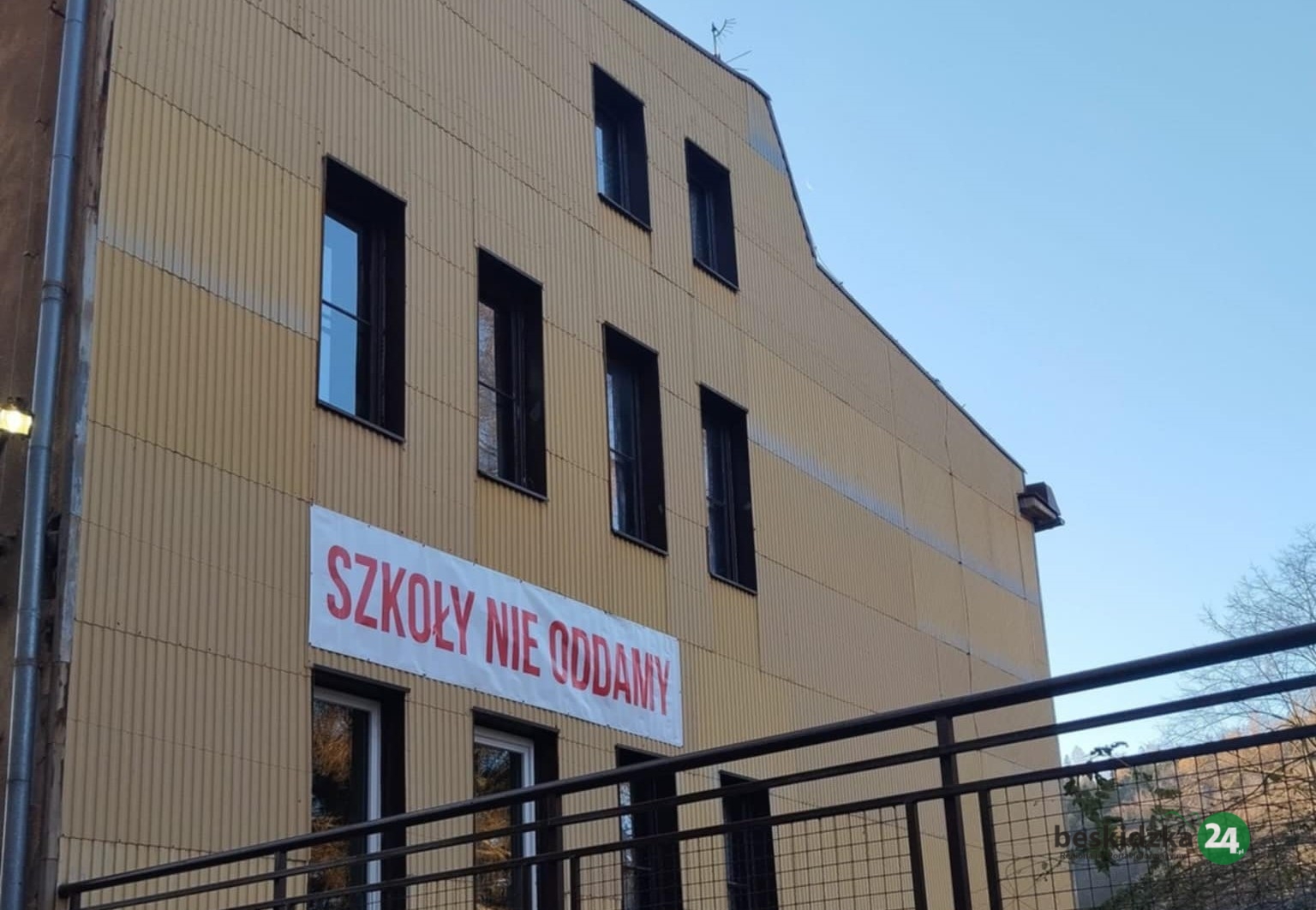 Bój o szkołę w Żarnówce. Emocje na spotkaniu z władzami gminy ...