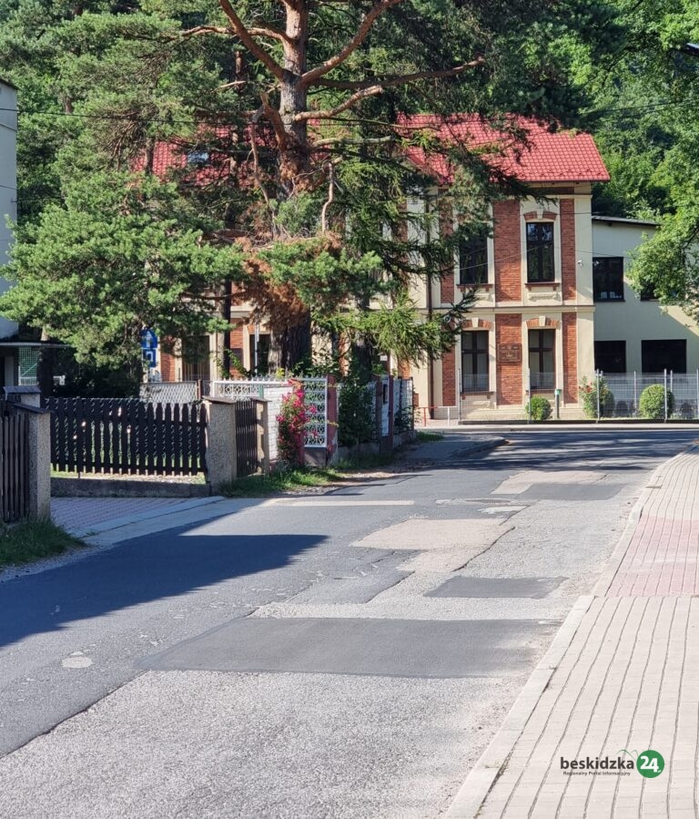 Utrudnienia na ulicy Kościelnej w Bystrej. Wyznaczono objazdy - Beskidzka24.pl - Regionalny ...