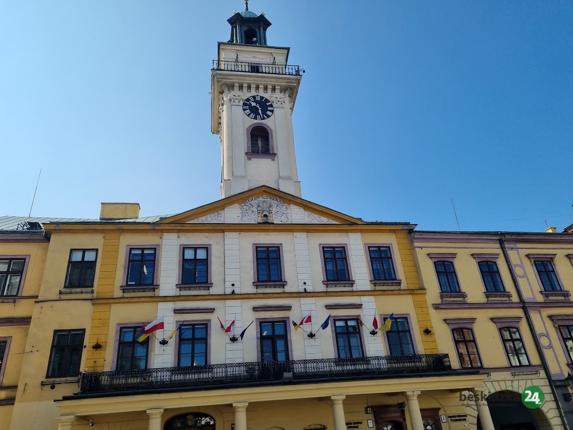 Ratusz w Cieszynie znów bez ukraińskich flag - efekt "interwencji poselskiej" | WIDEO ...