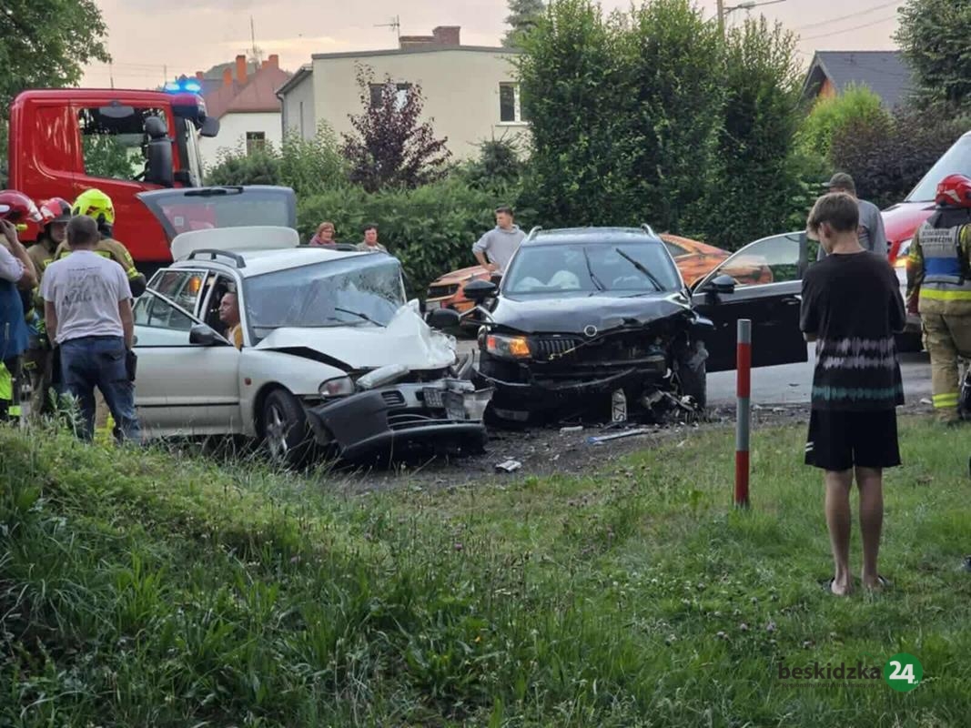 Trzy osoby poszkodowane po zderzeniu w Węgierskiej Górce - ZDJĘCIA - Beskidzka24.pl - Regionalny ...